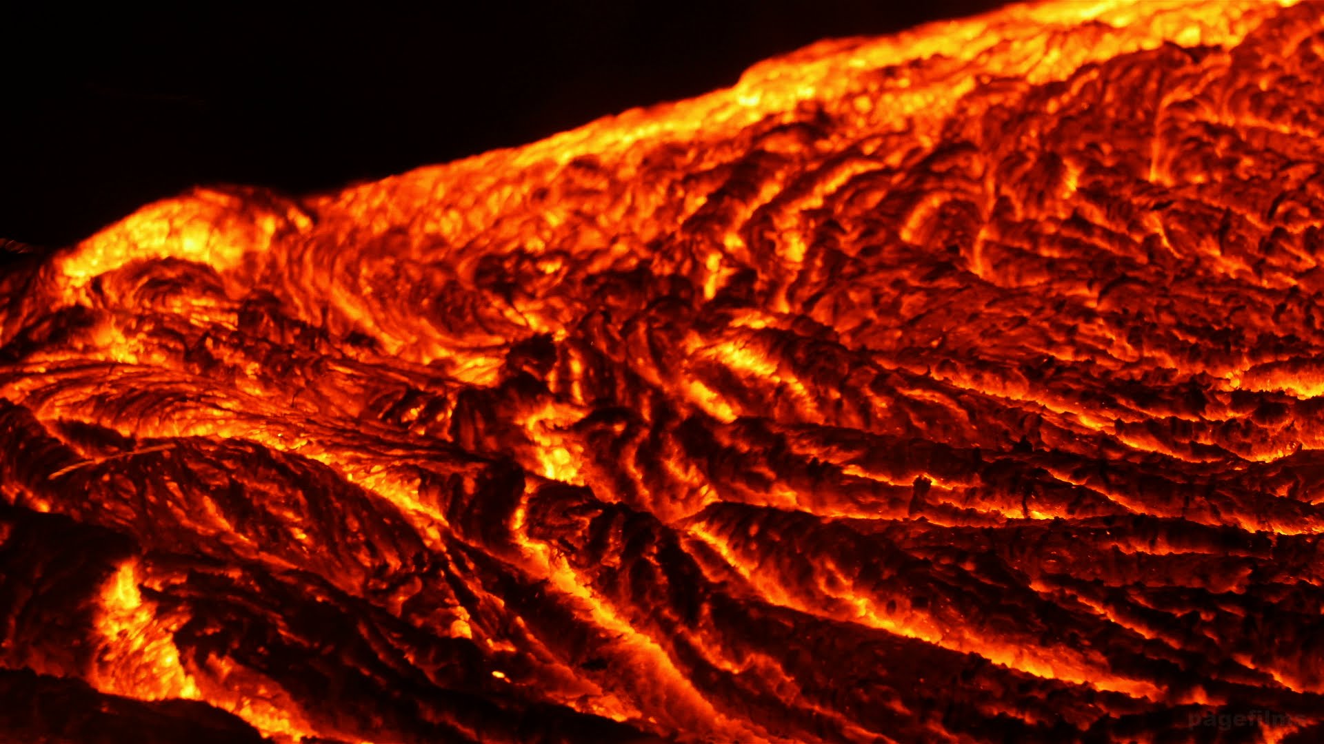 Esto es lo que hace la lava cuando atraviesa un bosque Esto es lo que hace la lava cuando atraviesa un bosque