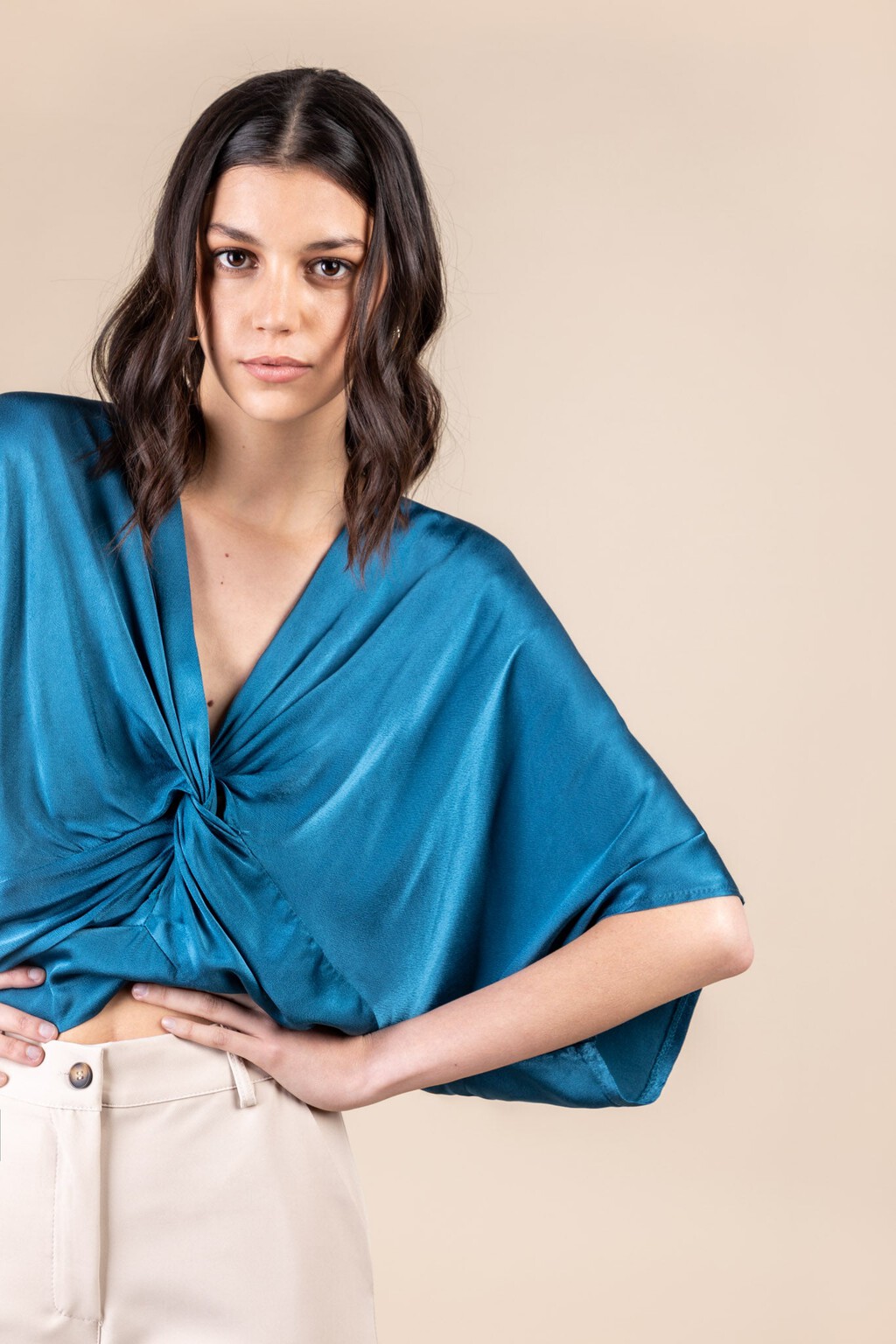 La blusa de raso de Algo Bonito que lo tiene todo para elevar nuestros ...