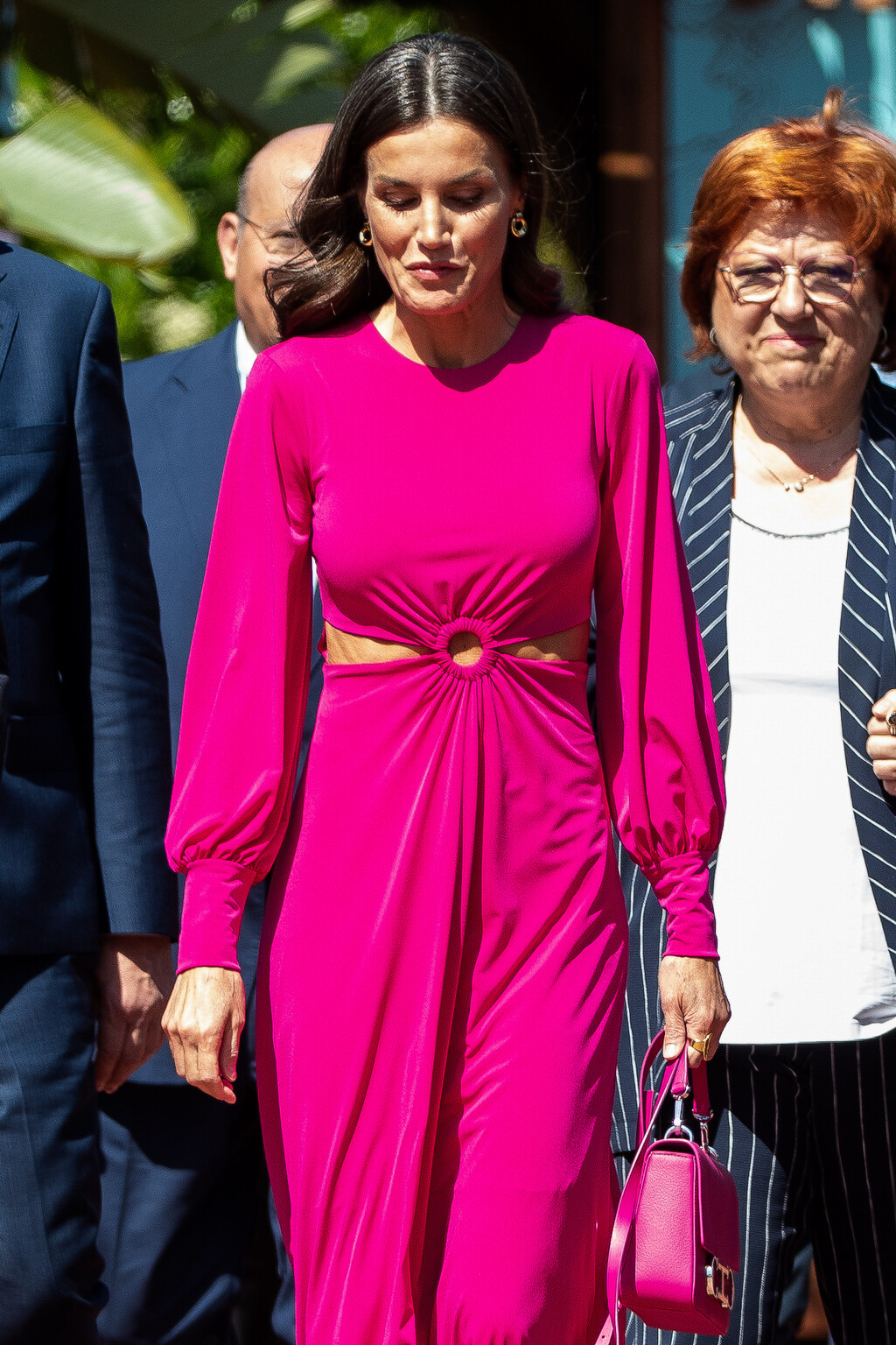 Doña Letizia impacta con su look más sensual: un vestido fucsia 'cut ...