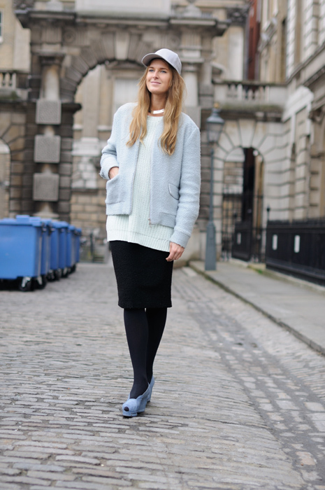 Un elogio al color en el street style de Londres por Alberto Bringas