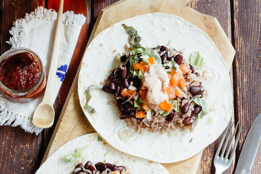 Burritos vegetarianos con aderezo de chipotle. Receta fácil