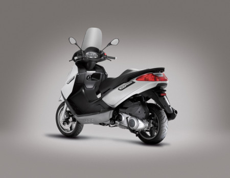 Piaggio X7, la deportiva de la familia
