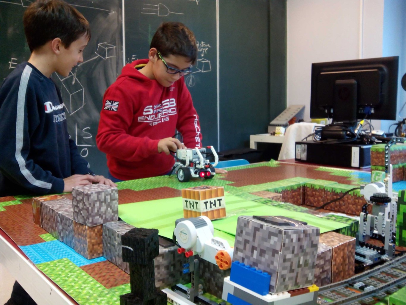 Jugar a Minecraft en el aula: así es como construir a base de píxeles ...