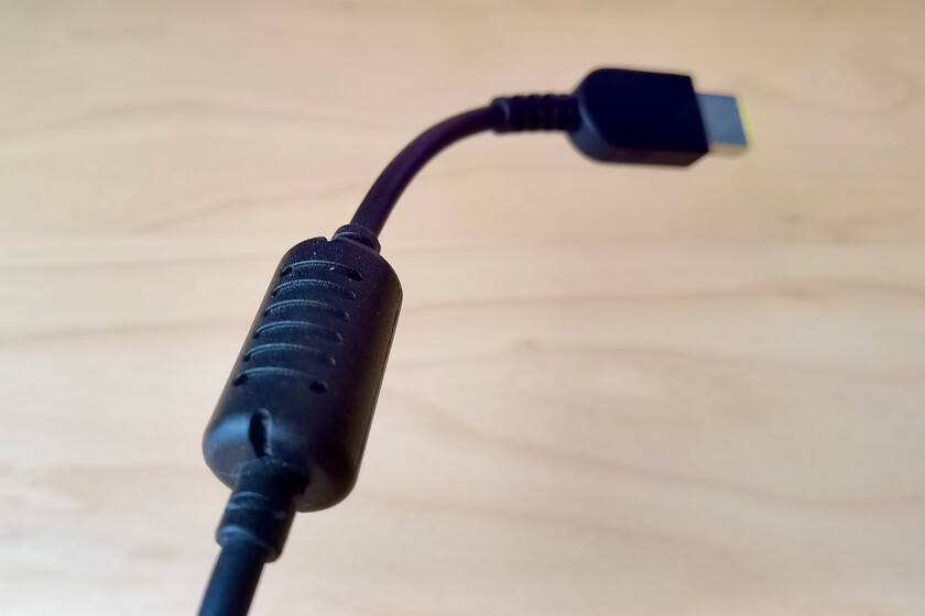 Ese cilindro en el cable de carga parece un molesto adorno gratuito. Es ...