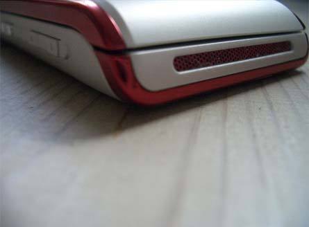 Sony Ericsson W595, Linda tiene forma de slider