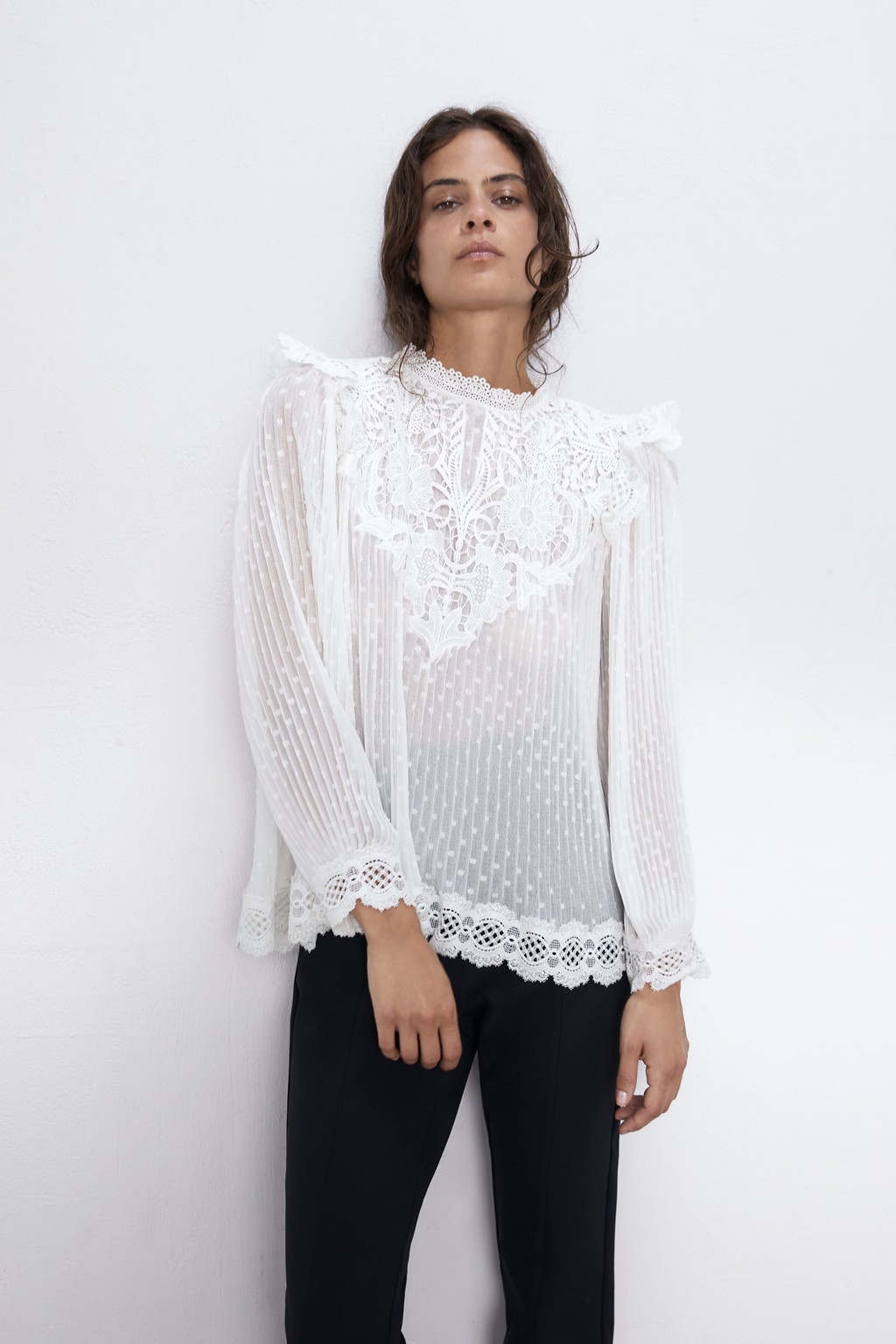 Zara tiene las 11 blusas románticas más bonitas de la temporada