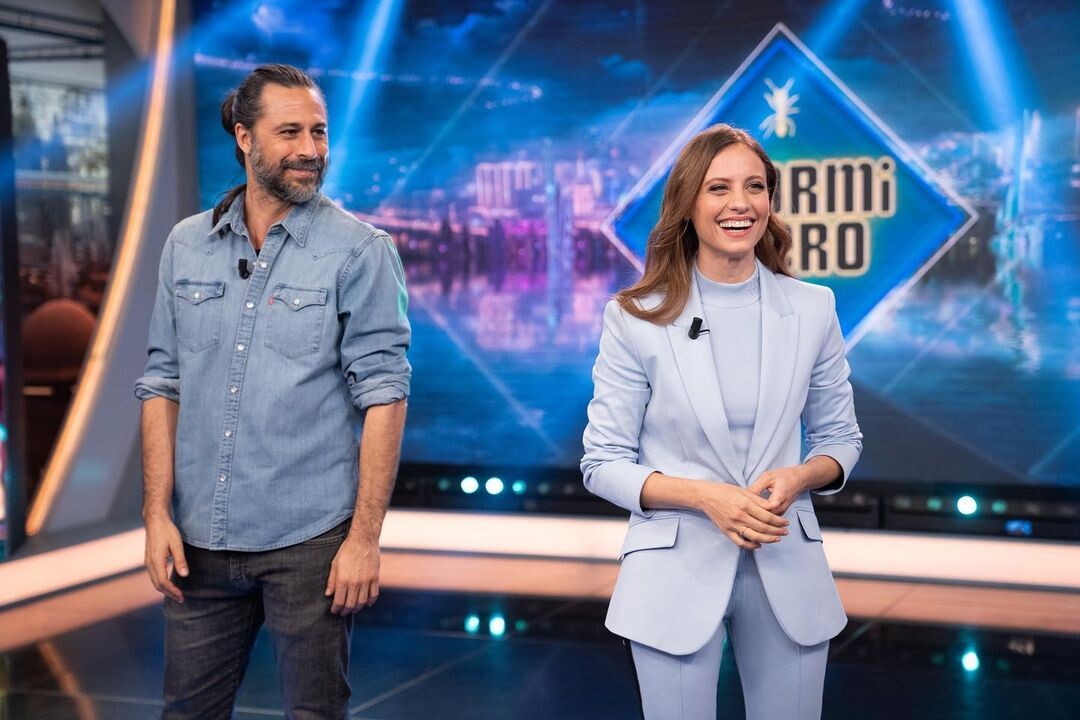 La celebridad Michelle Jenner con Hugo Silva en El Hormiguero