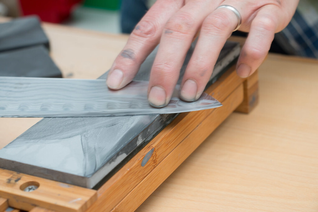 Cómo afilar un cuchillo (y las siete mejores herramientas para hacerlo)