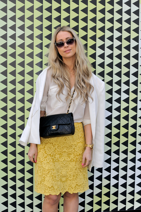 Un elogio al color en el street style de Londres por Alberto Bringas