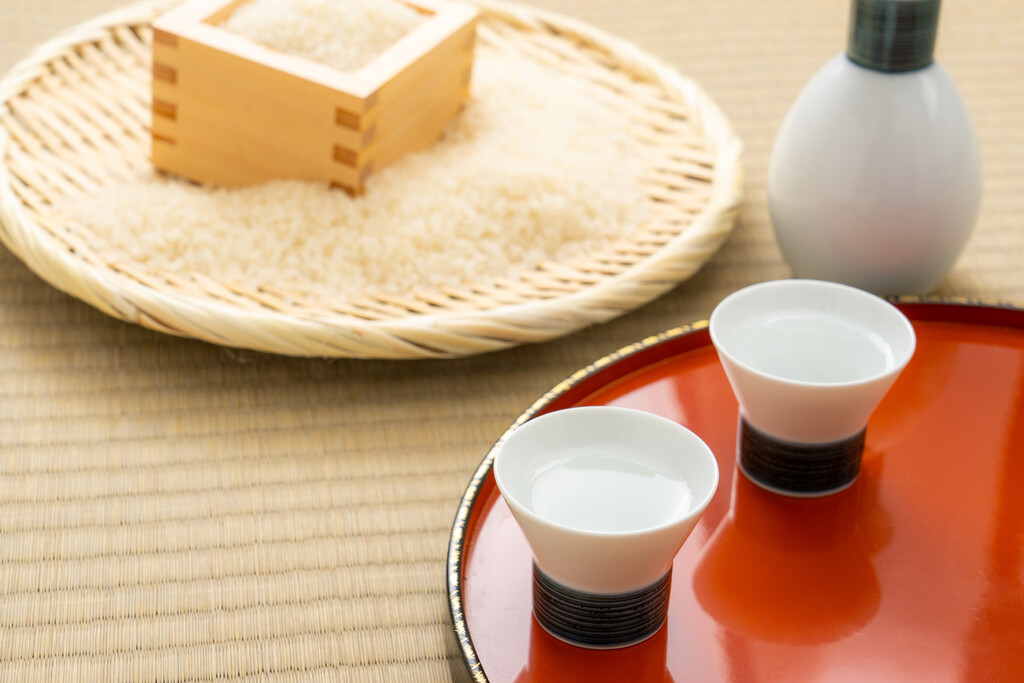 El sake, la bebida japonesa que se elabora como una cerveza y se bebe ...