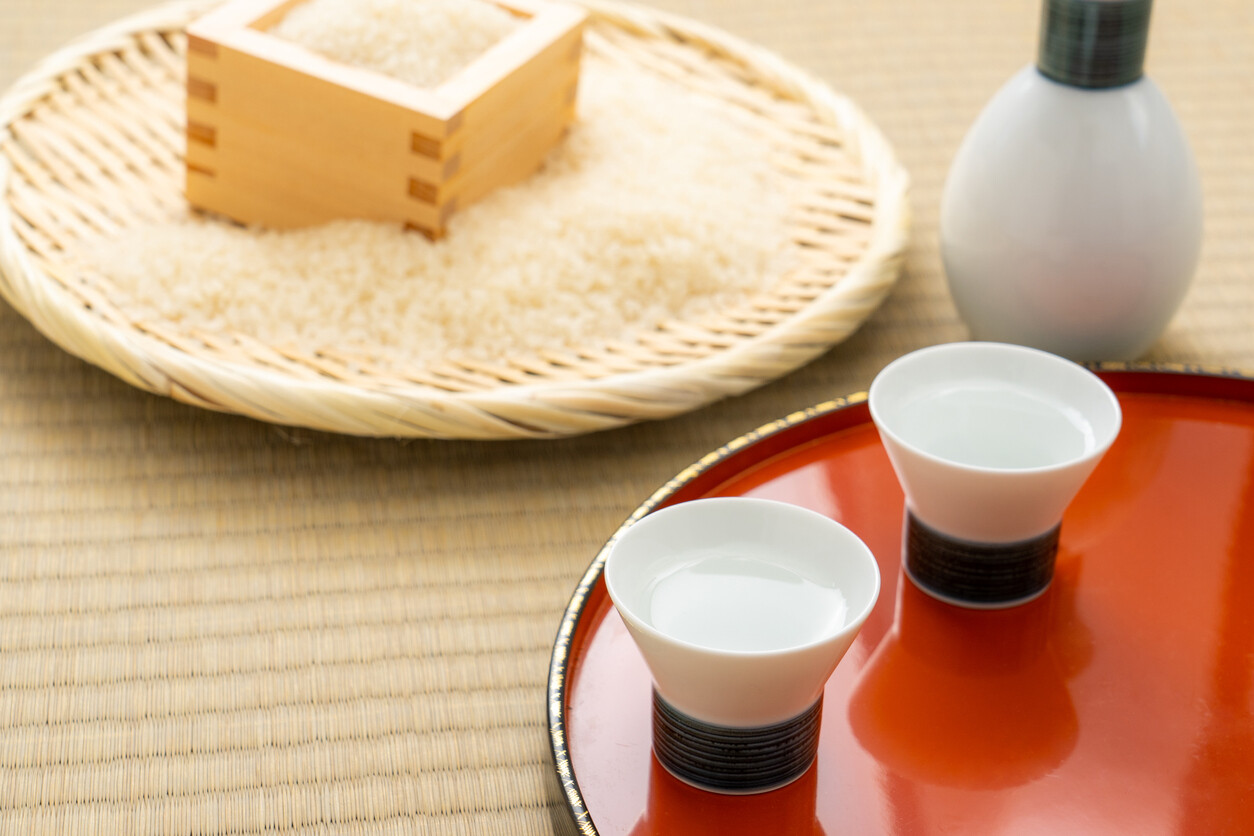 El sake, la bebida japonesa que se elabora como una cerveza y se bebe ...