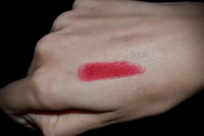 Probamos la barra de labios Ruby Woo de MAC, los labios rojos pisan fuerte