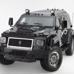 Knight XV, a su lado un Hummer H2 es un utilitario