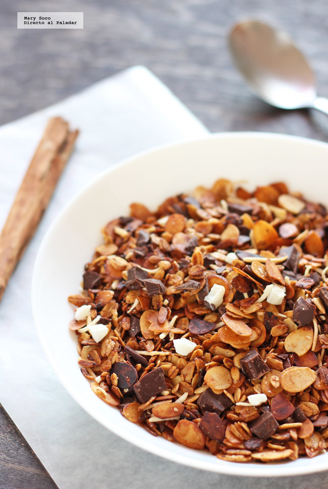 Granola casera de almendra, coco y chocolate. Receta