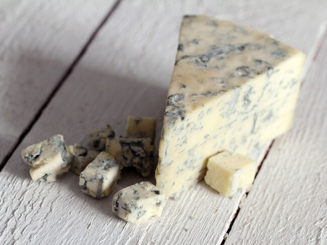 ¿Te puedes comer el queso con moho si le quitas la parte mohosa? Esto ...