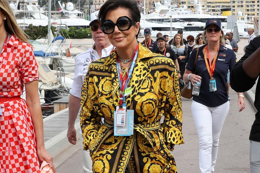 Kris Jenner asiste al Grand Prix de Mónaco vestida de Versace vintage.