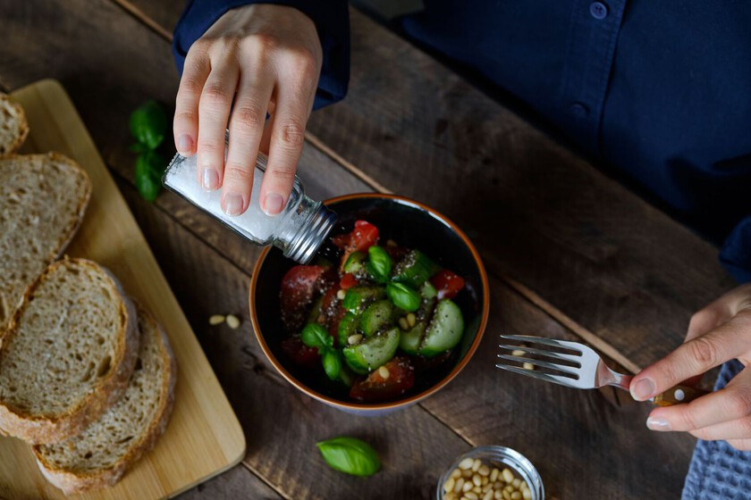 ¿Mucho estrés? Tal vez deberías ponerle menos sal a tus alimentos ...