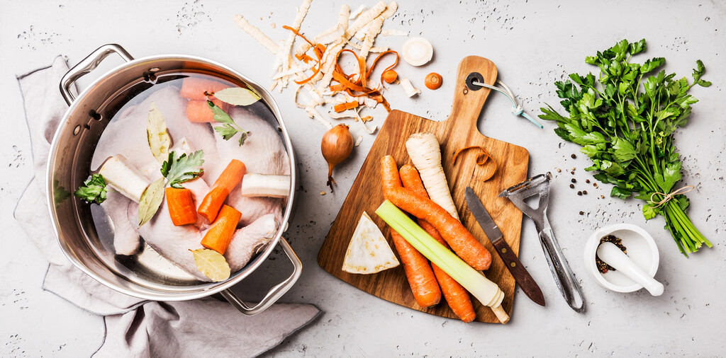 Qué es un fondo de pollo, cómo prepararlo y en qué recetas utilizarlo