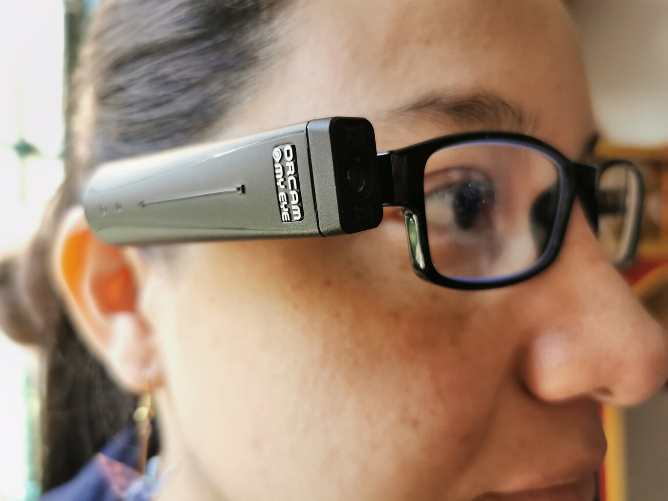 Probamos OrCam My Eye: estos lentes para ciegos leen texto y reconocen ...