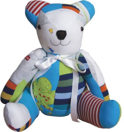 Un osito de peluche hecho con la ropa de tu bebé