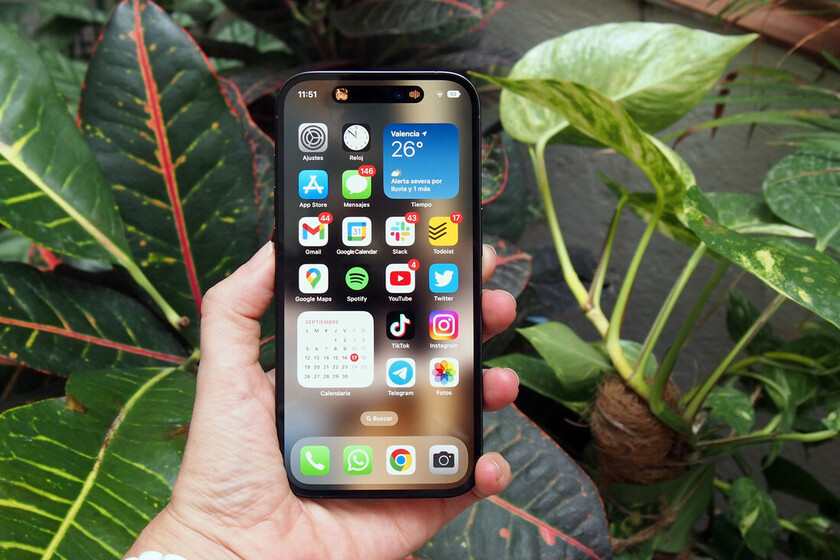 Apple quiere decirle adiós a las pantallas de Samsung: el microLED llegará al iPhone y Apple Watch