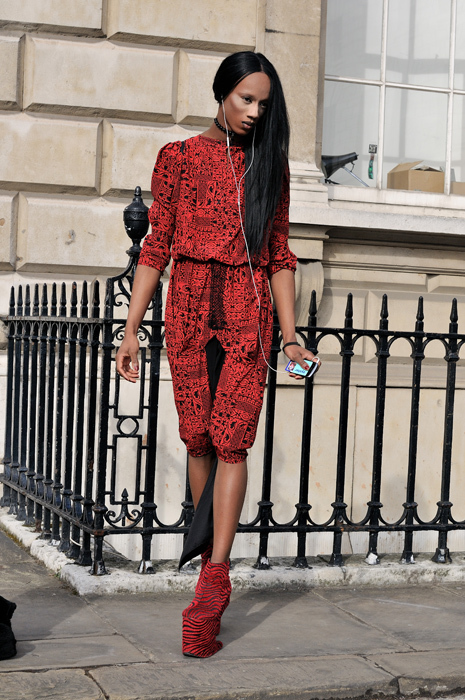 Un elogio al color en el street style de Londres por Alberto Bringas