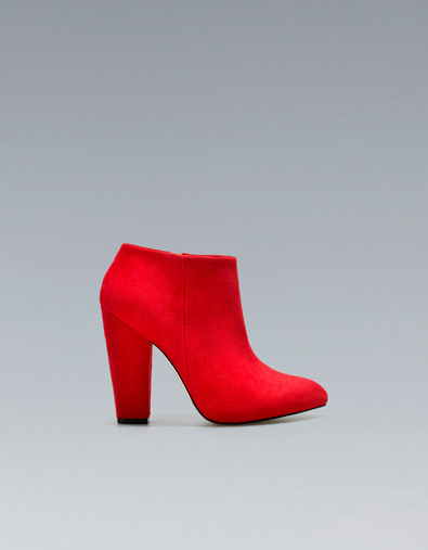 Enamorada de los zapatos de Zara: estos son sus modelos más femeninos