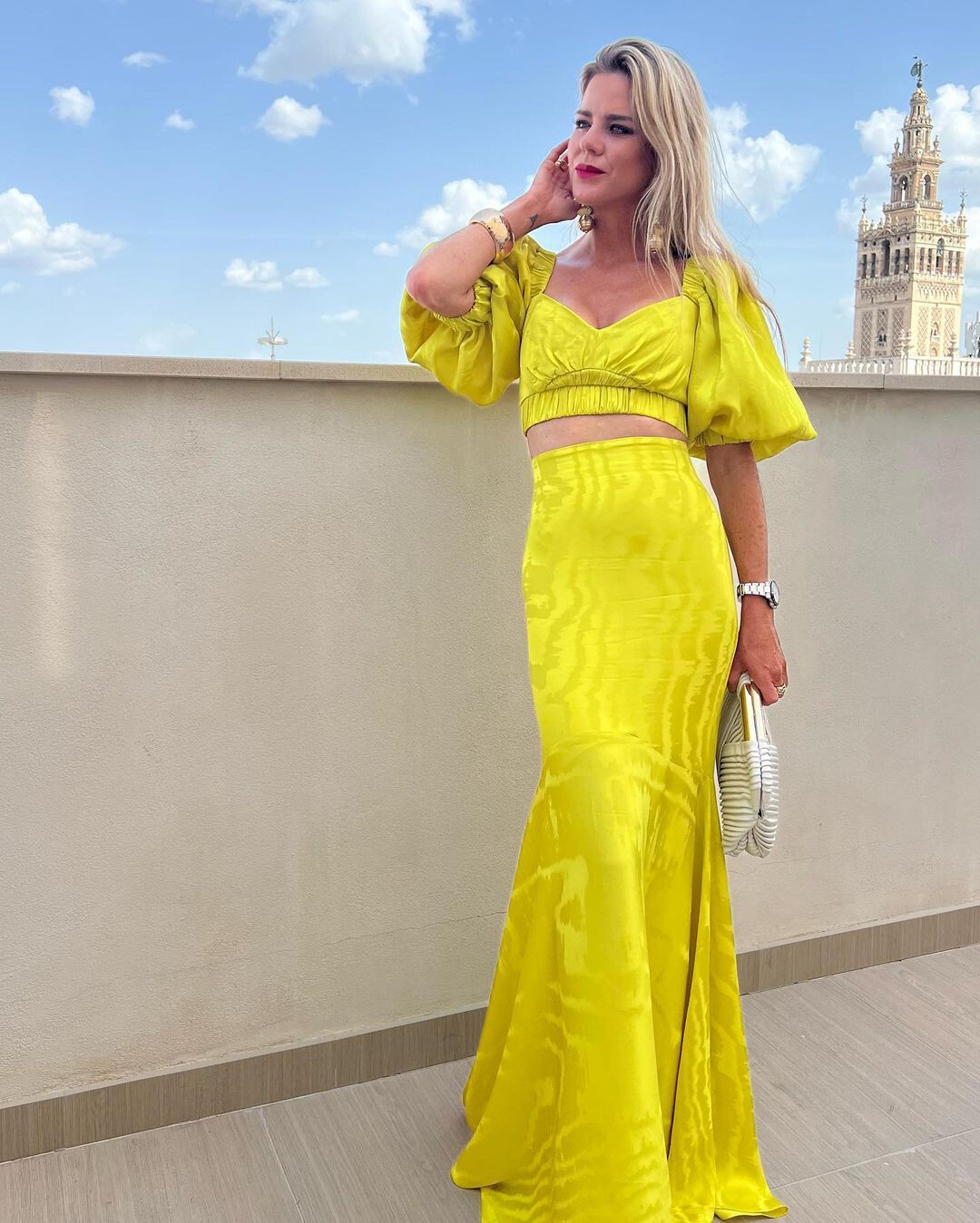 Amelia Bono luce un look de dos piezas de invitada perfecta