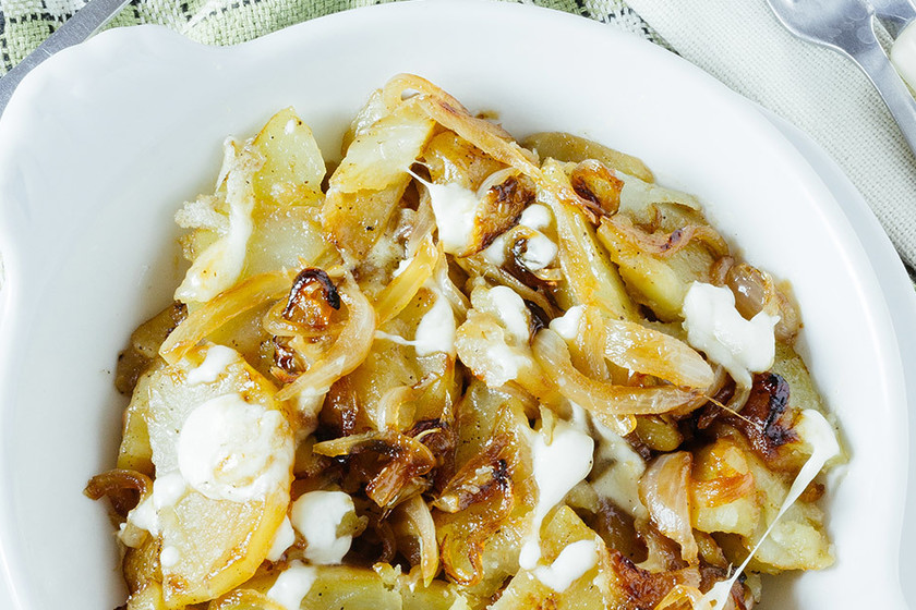 Papas con cebolla caramelizada. Receta vegetariana fácil
