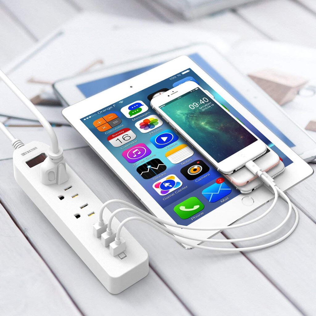 Multicontacto con tres enchufes y tres puertos USB para cargar todos ...