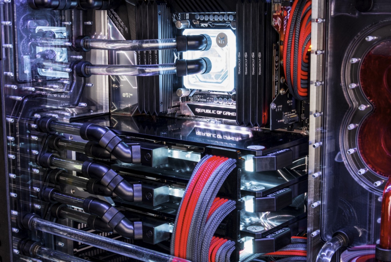 Este PC bestial cuesta 41.000 euros y se ríe del precio del Galaxy Fold