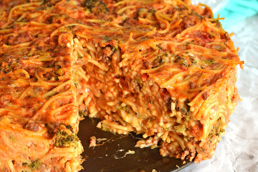 Pastel de pasta a la boloñesa. Receta de Navidad para niños