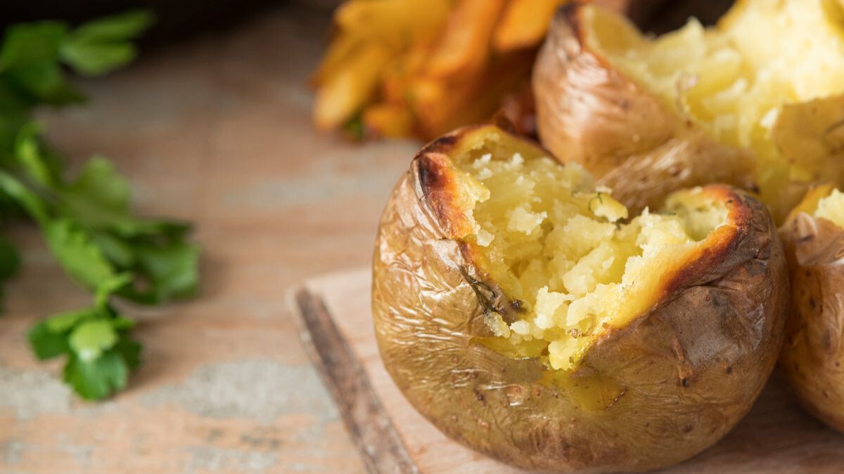 Cómo cocer una papa en 5 minutos y sin aceite: el truco fácil de una ...