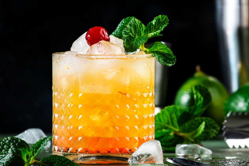 Cómo preparar vodka haciendo un clásico 'Desarmador' de piña