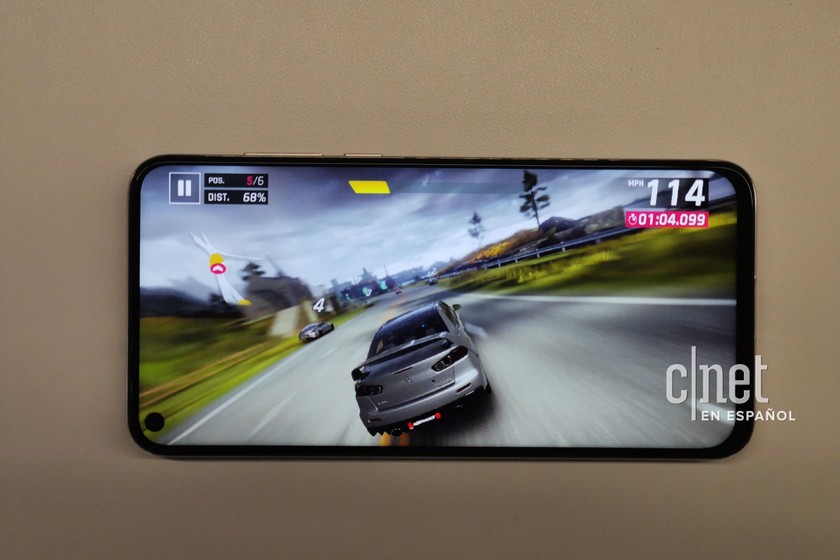 Nova 4 y Galaxy A8s: así son los primeros smartphones de Huawei y Samsung con agujero en la pantalla