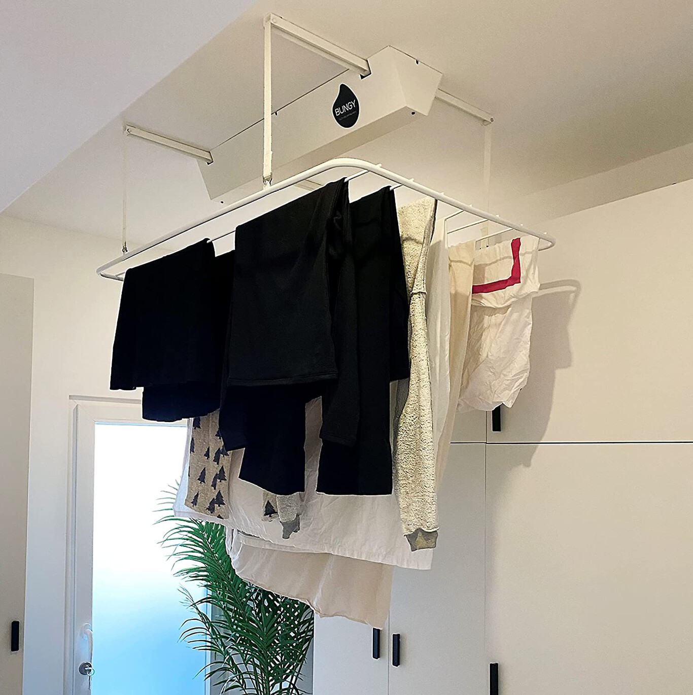 Cinco tendederos de techo, de exterior e interior, para secar la ropa ...