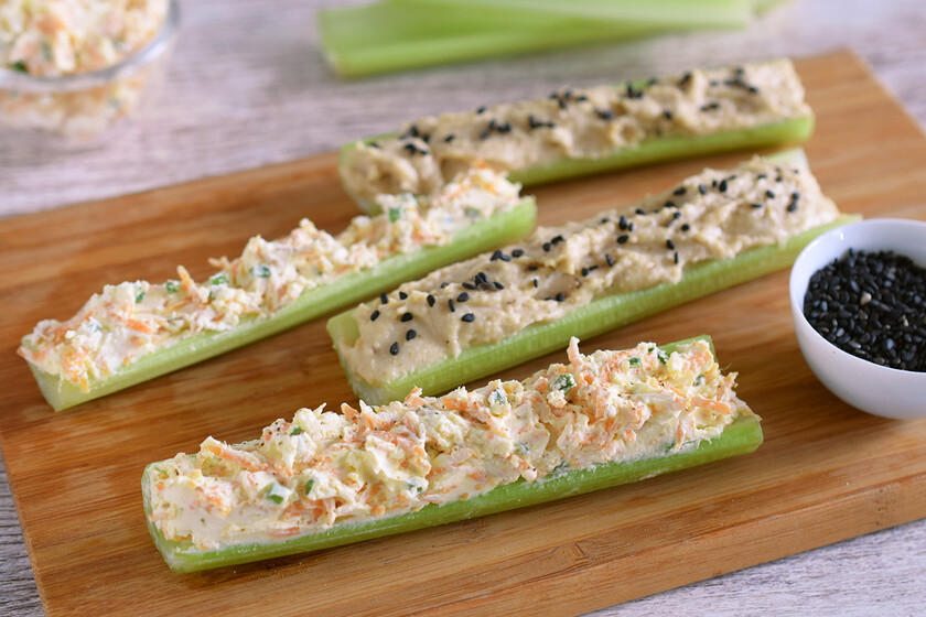 Palitos de apio rellenos de hummus y queso con zanahoria y frutos secos ...