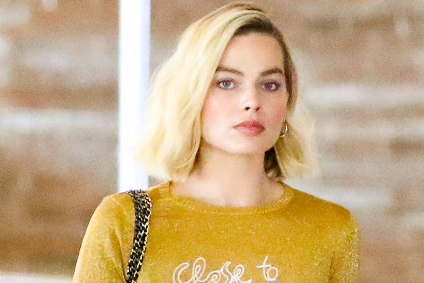El look de Margot Robbie para viajar en el aeropuerto.