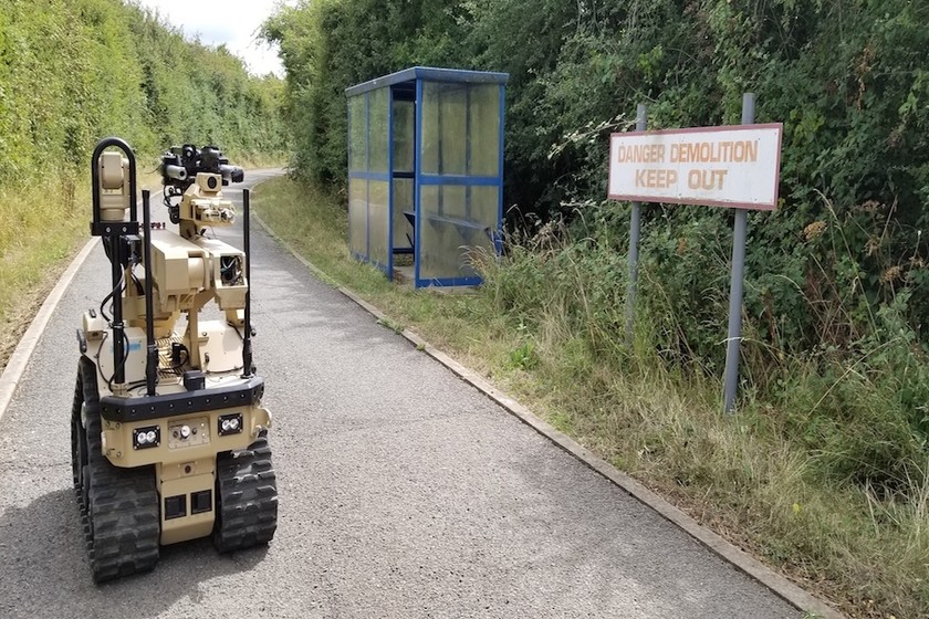 Este robot desactiva bombas con una mano que controla y "siente" el ...