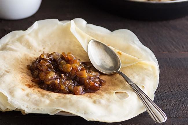 Crepes rellenos de manzana y caramelo salado. Receta de po fácil ...
