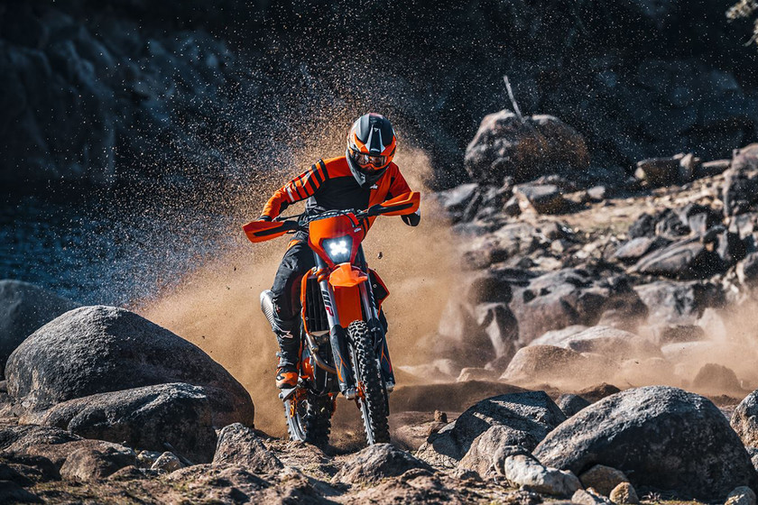 KTM EXC 2021: La gama de enduro renueva sus modelos offroad de 2T y 4T.