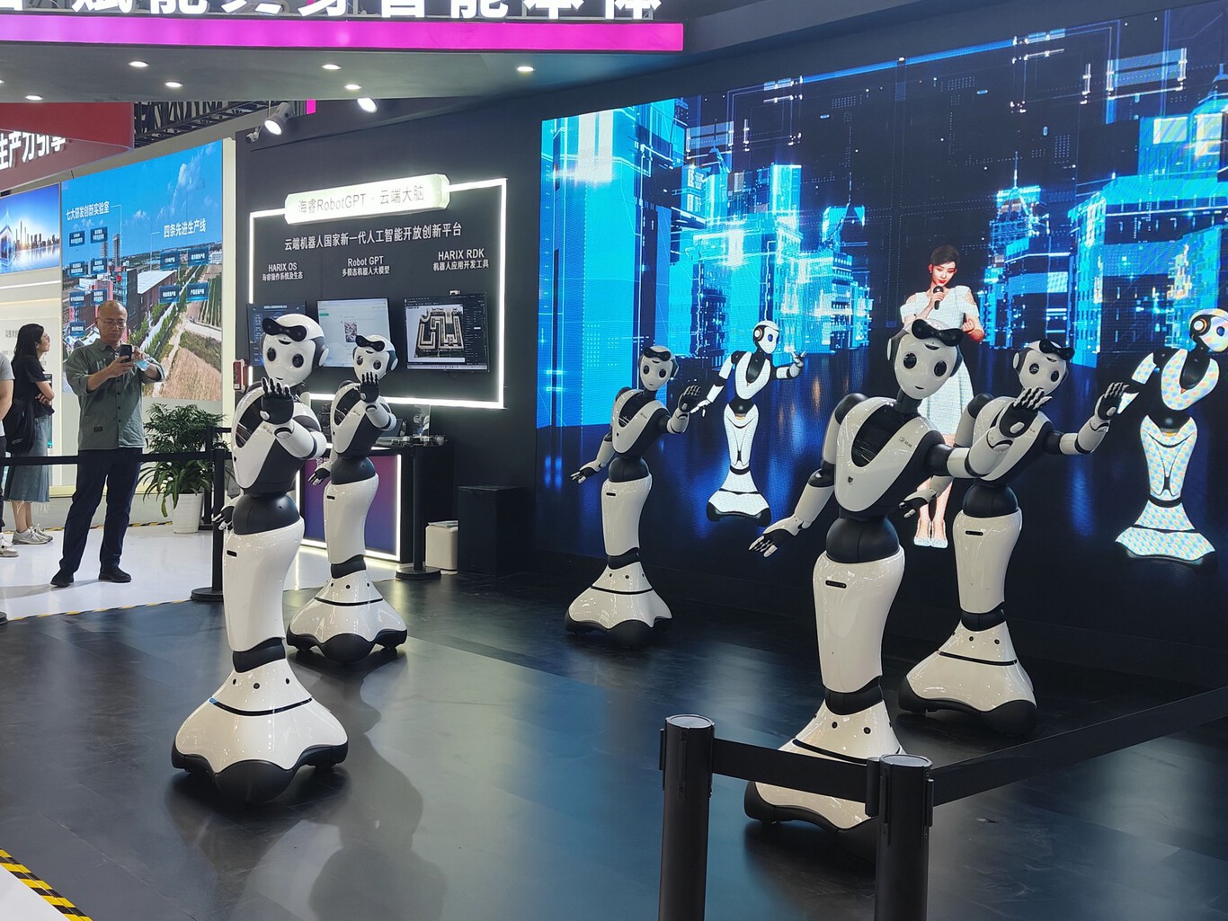 China ha reunido más de 150 robots humanoides en Shanghái. Su mensaje ...