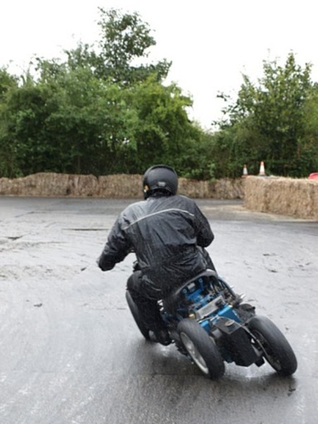 4-MC, una particular moto con cuatro ruedas