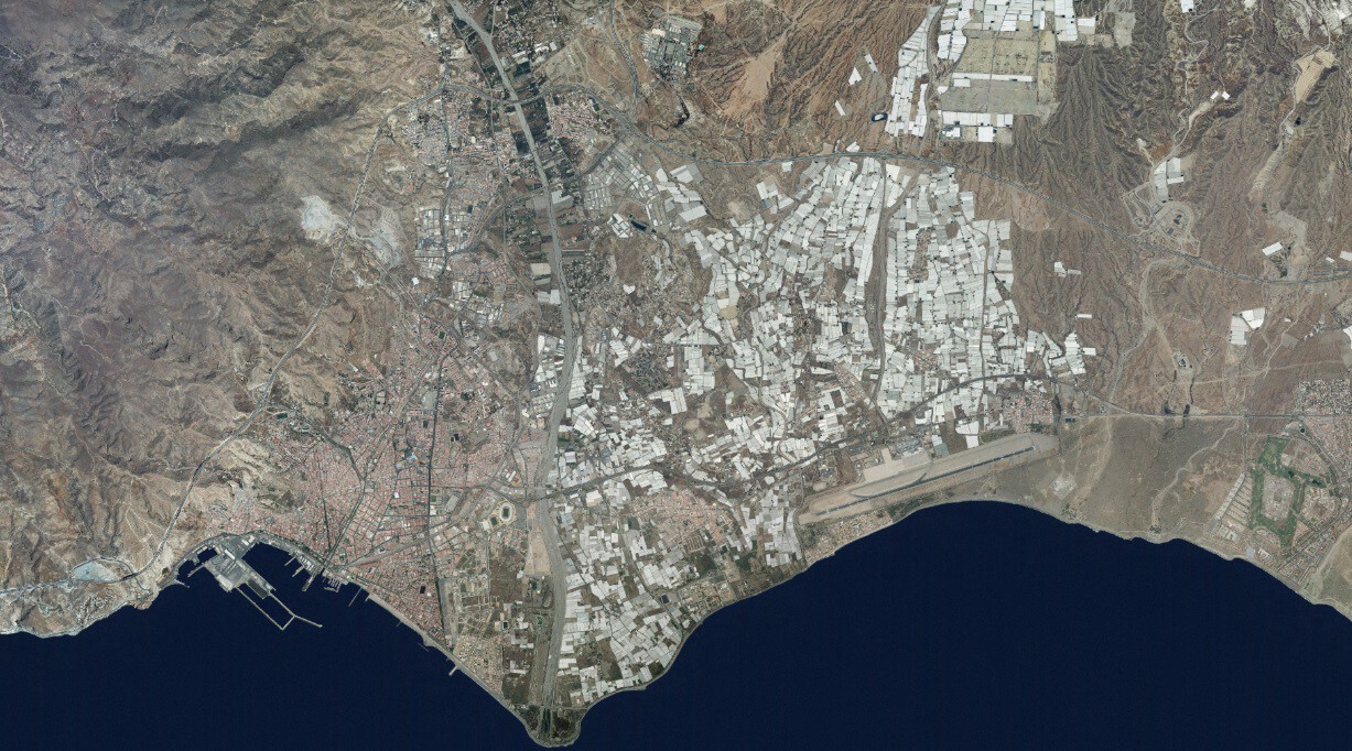 La increíble expansión del "mar de plástico" de Almería desde 1960 ...
