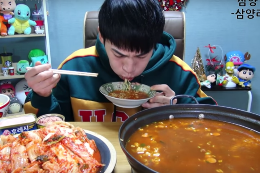 Conoce el Mukbang, la moda de comer demasiado frente a la cámara