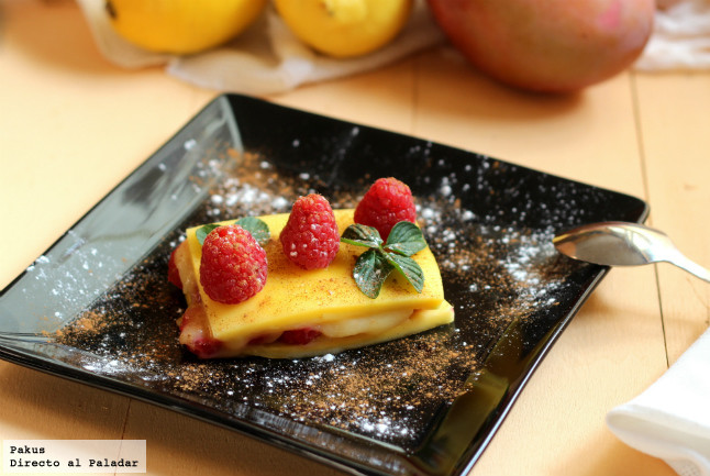 Milhojas sencillo de mango y frambuesas, receta de postre sin horno