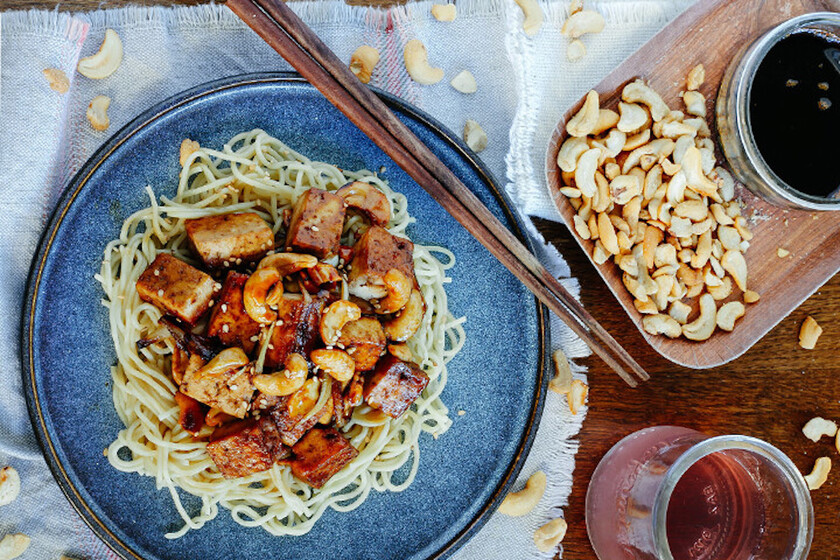 Tofu asado con nueces de la India y salsa de soya dulce. Receta fácil y ...