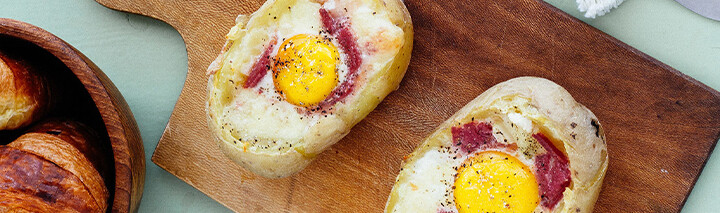 Papas rellenas con huevo y salami. Receta para el desayuno