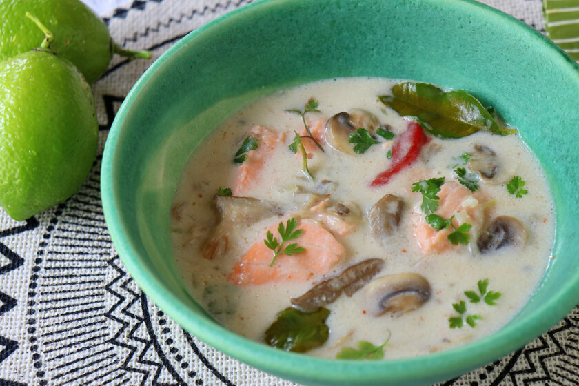 Receta de sopa thai de salmón y setas, cocinada en leche de coco