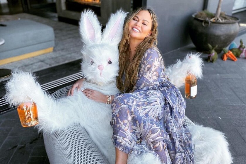 La celebridad Chrissy Teigen se tiñe el pelo de rosa.